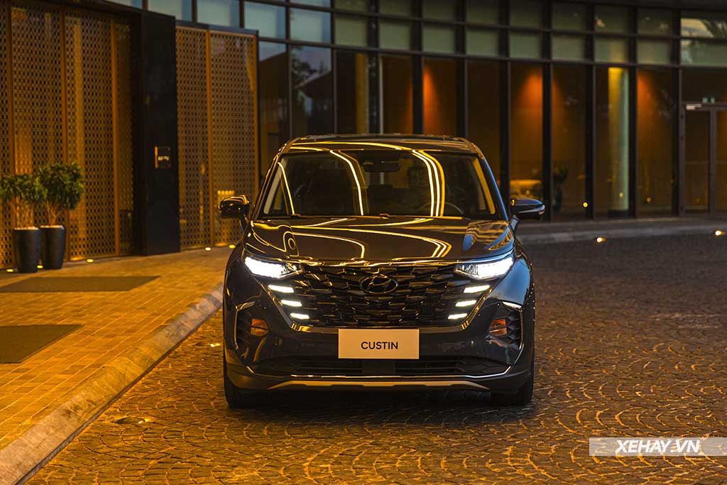 [ĐÁNH GIÁ XE] Hyundai Custin: Sang trọng, rộng rãi, hiện đại và cực kỳ thoải mái